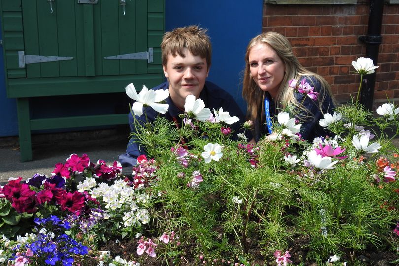 Scunthorpe students help school to bloom