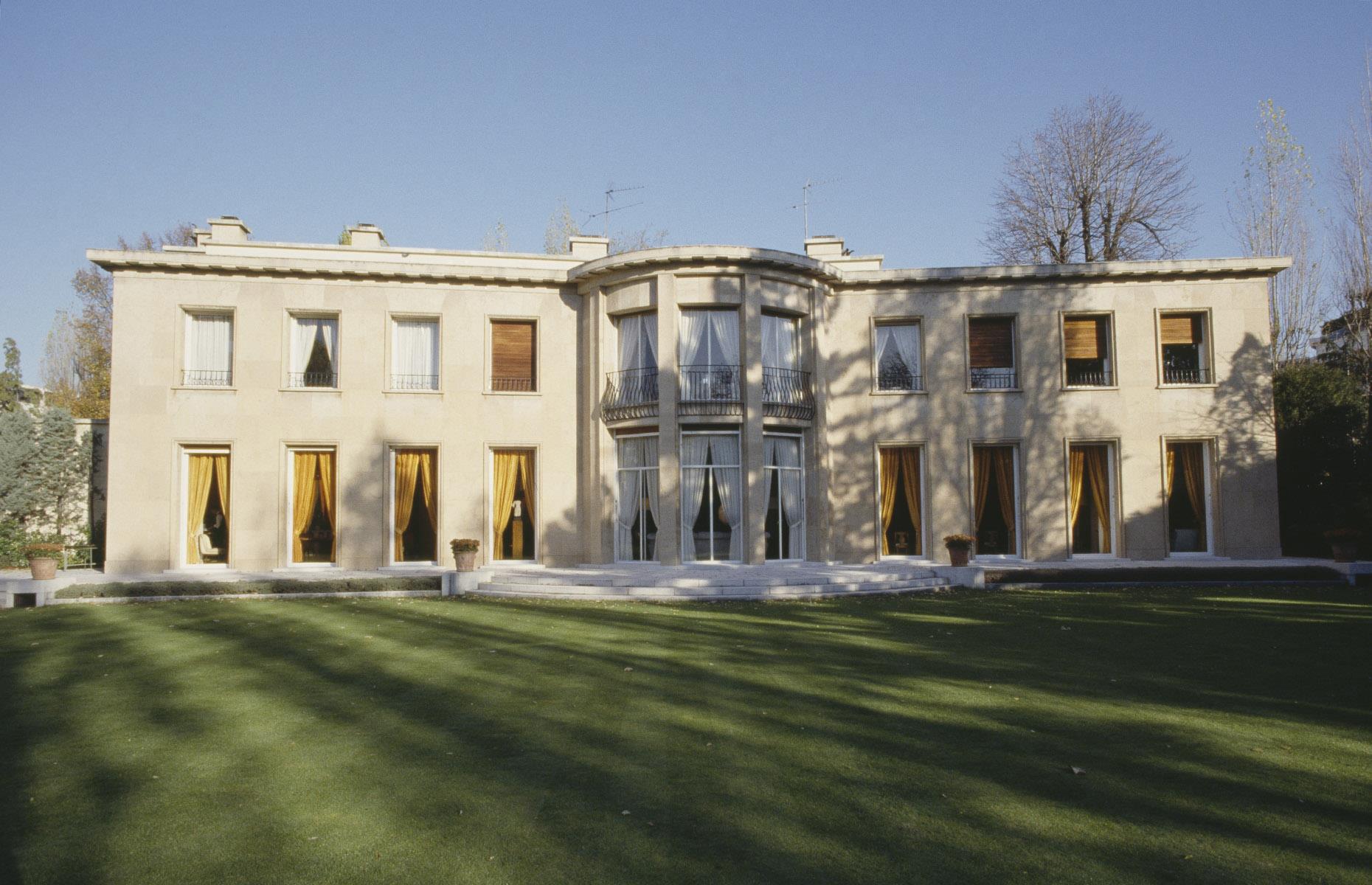 See the childhood homes of 6 super-rich people
