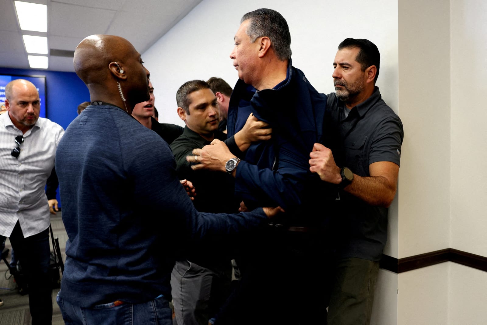 'Of all people!' Senator reveals unlikely ally who chased down feds in ...