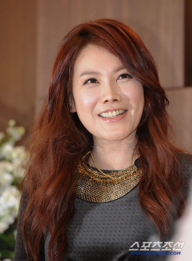 Long-legged Kim Hyun-jung There are quite a few celebrities who have given me a dash...There's ...