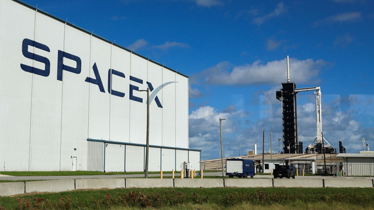 White House reviewing SpaceX contracts as Trump-Musk spat loses steam ...