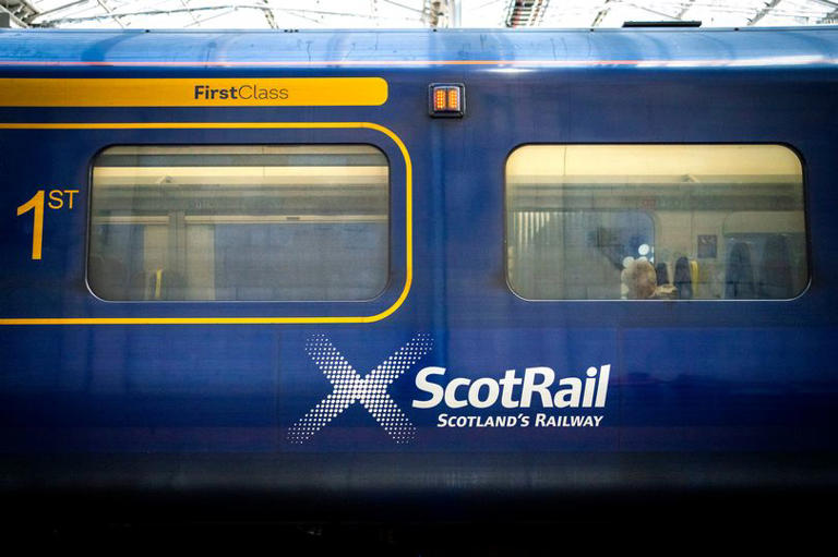 Edinburgh rail passengers face travel chaos after 'loss of power'