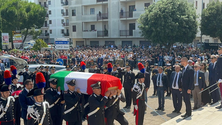 Mattarella ai funerali del carabiniere eroe Legrottaglie