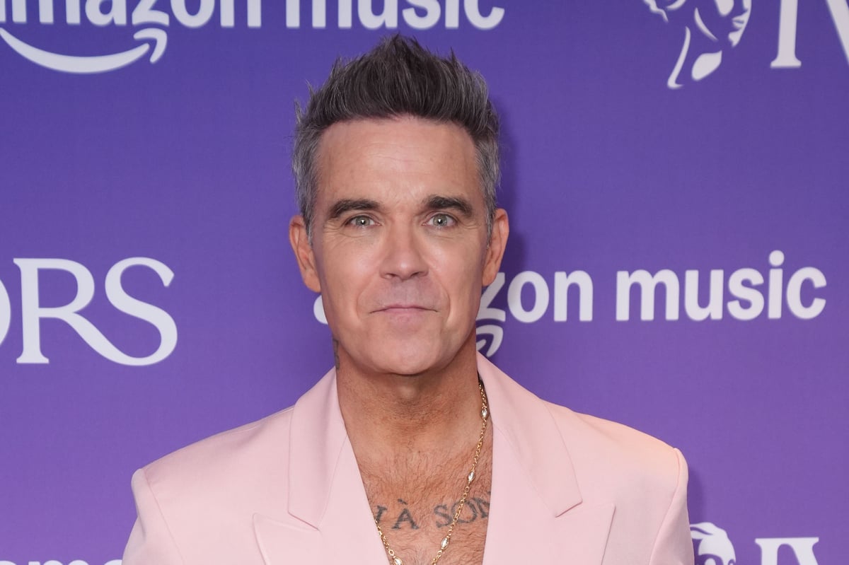 Robbie Williams unveils new London plaque to celebrate major music ...
