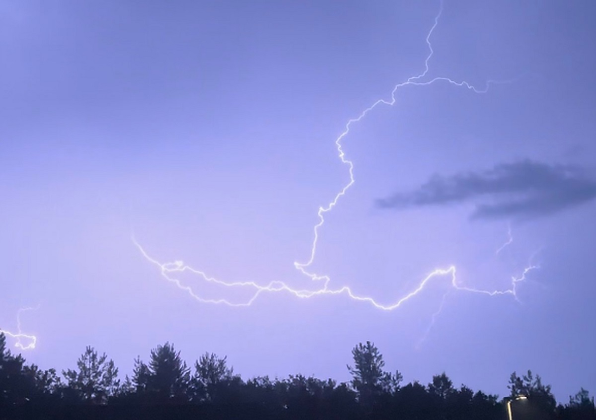 Met Office issues Manchester thunderstorm warning as 'lightning and ...