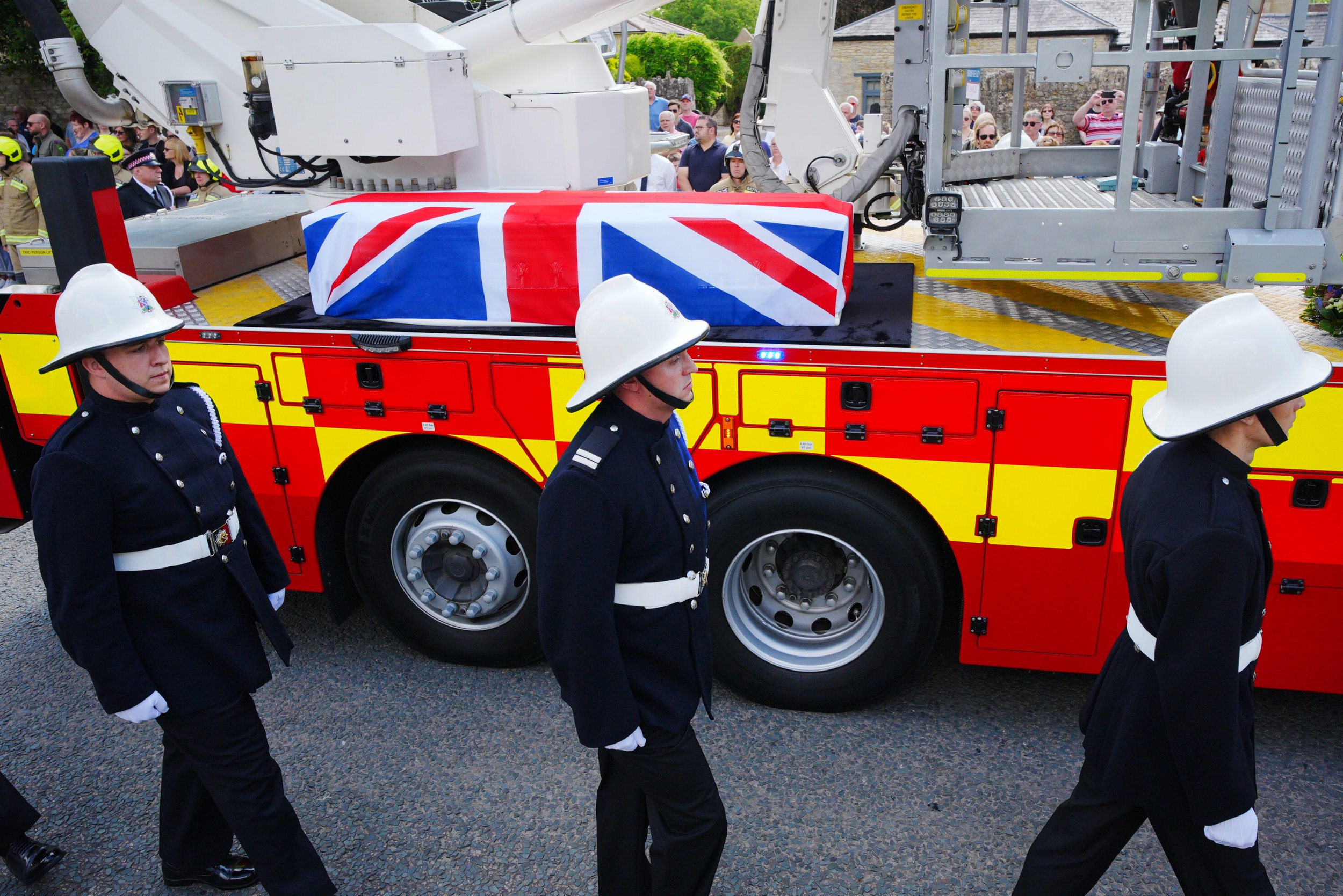 Hero firefighter mourned by hundreds in Bicester