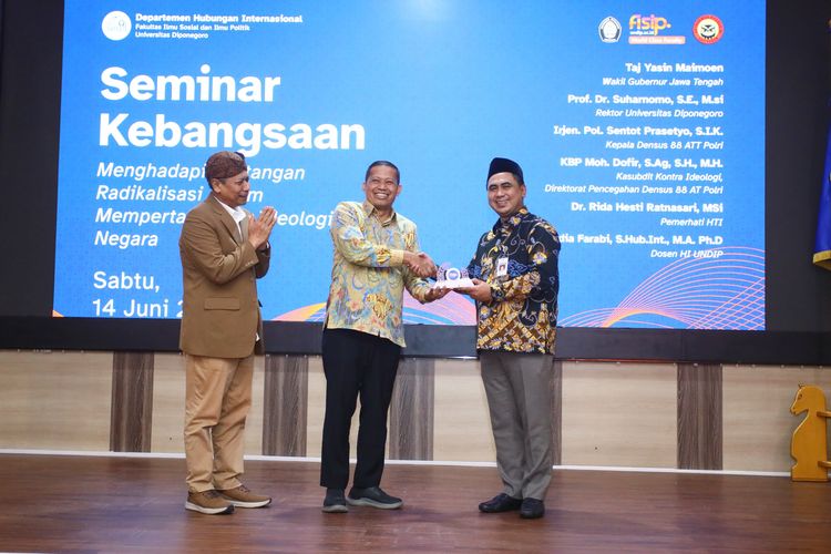 Pemprov Terus Lakukan Berbagai Upaya Atasi Rob Demak, Besok Taj Yasin ...