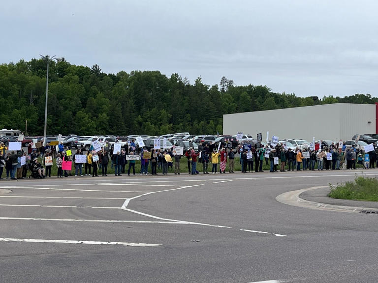 Yoopers hold ‘No Kings Day’ protest in Marquette