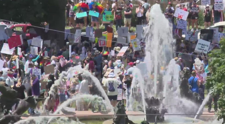 Thousands gather at KC’s Country Club Plaza for “No Kings” rally