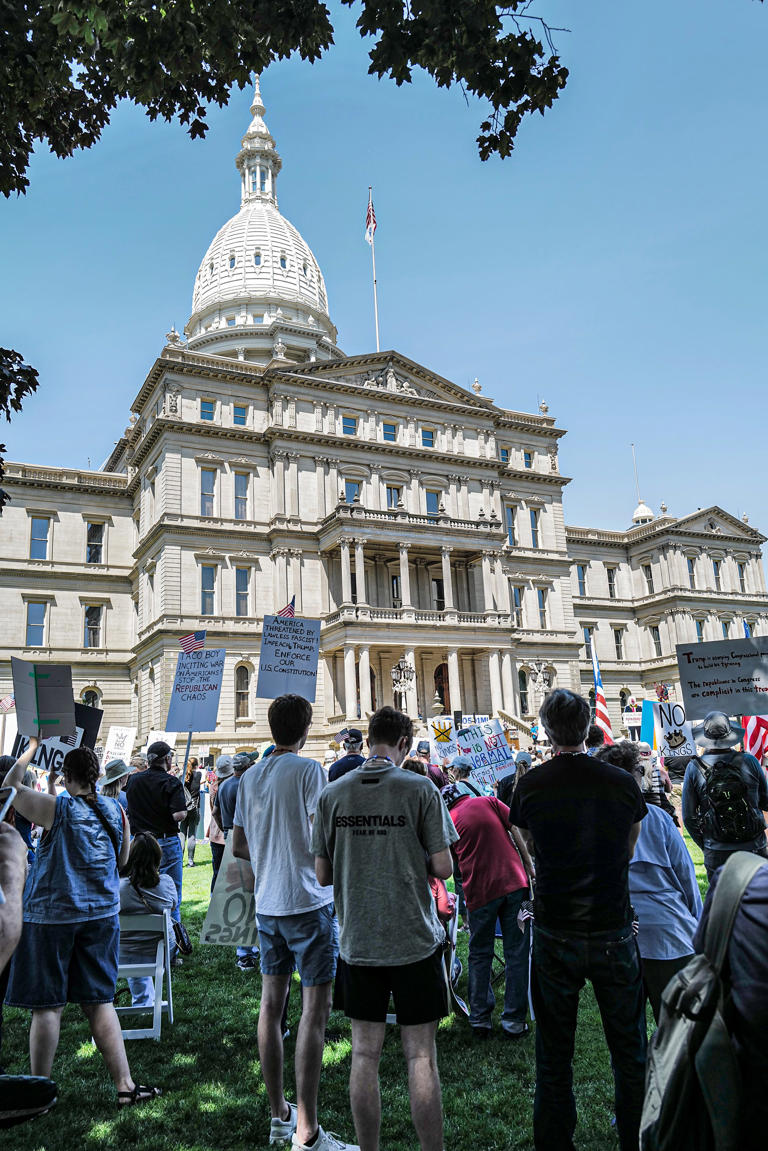 Voicing their discontent: Thousands demonstrate at the No Kings rally ...
