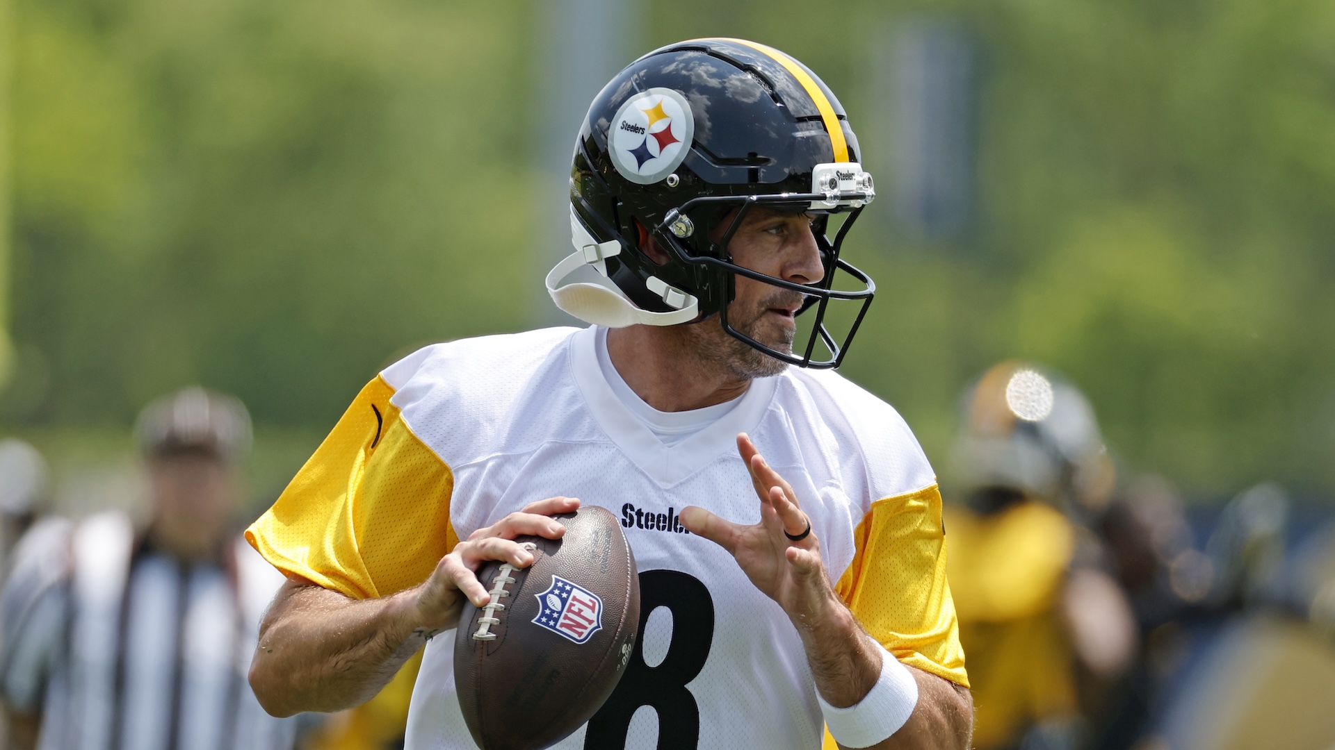 Aaron Rodgers Raises Eyebrows in First Week With Steelers