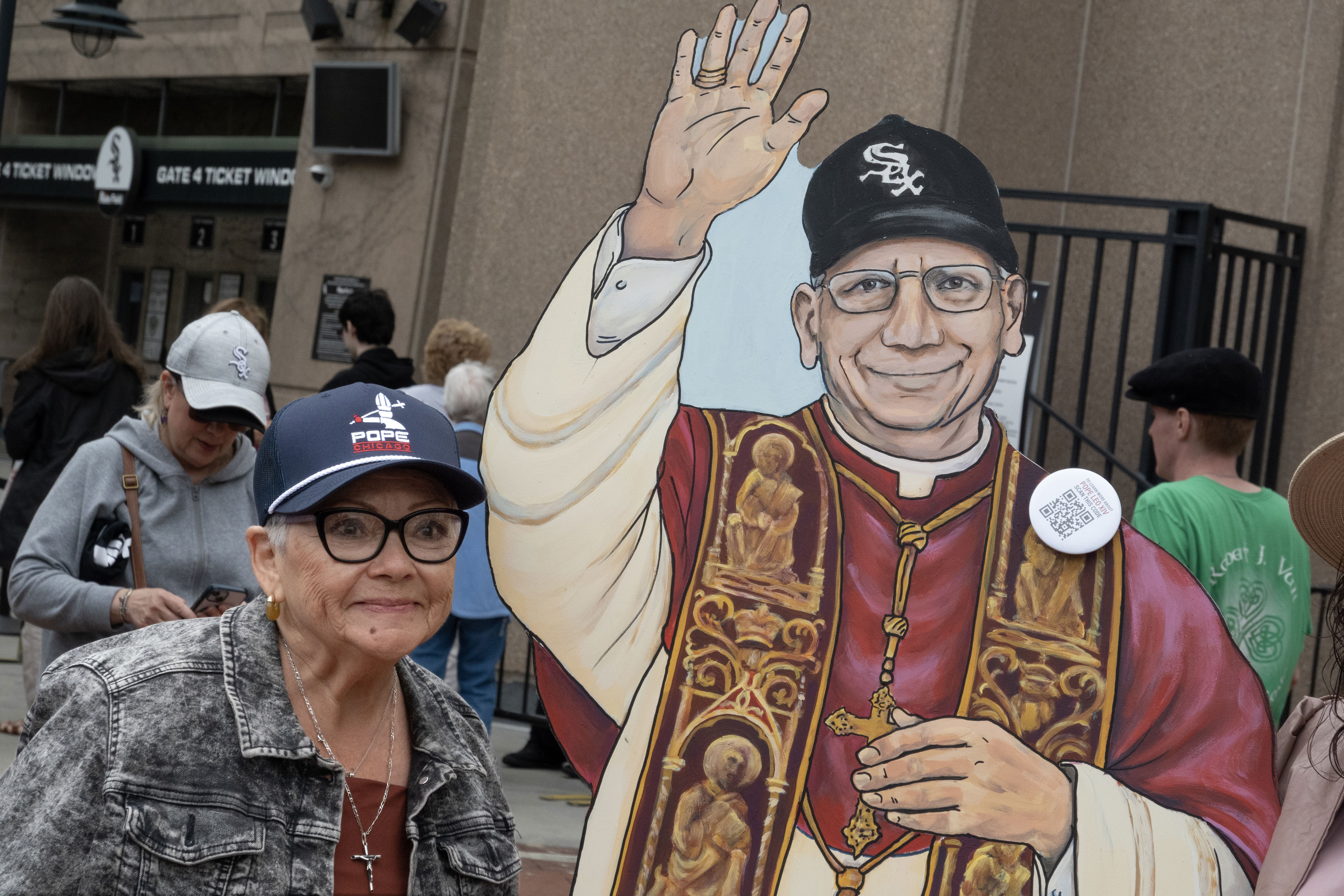 At Chicago baseball stadium, Pope Leo makes his first pitch to America