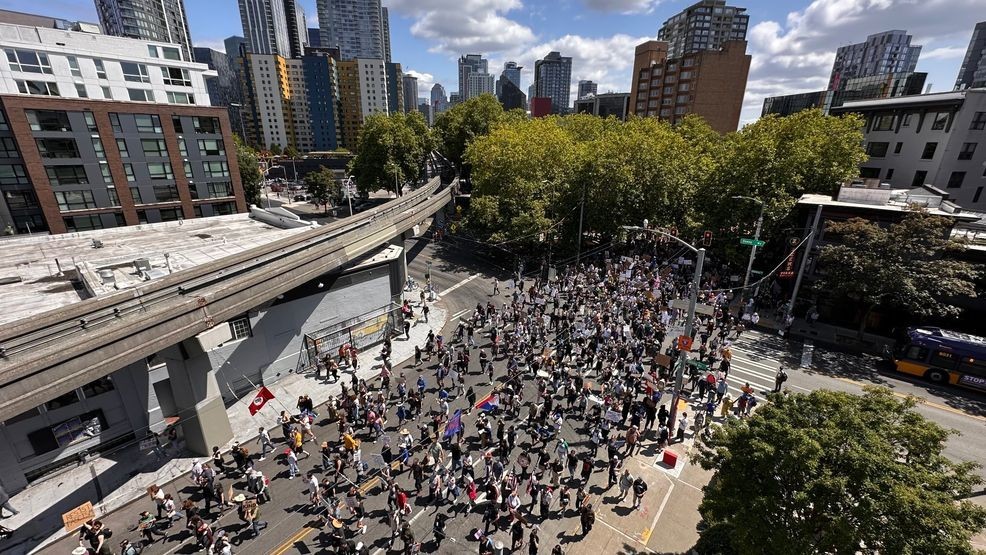 Tens of thousands gather in Seattle for 'No Kings' protests against ...