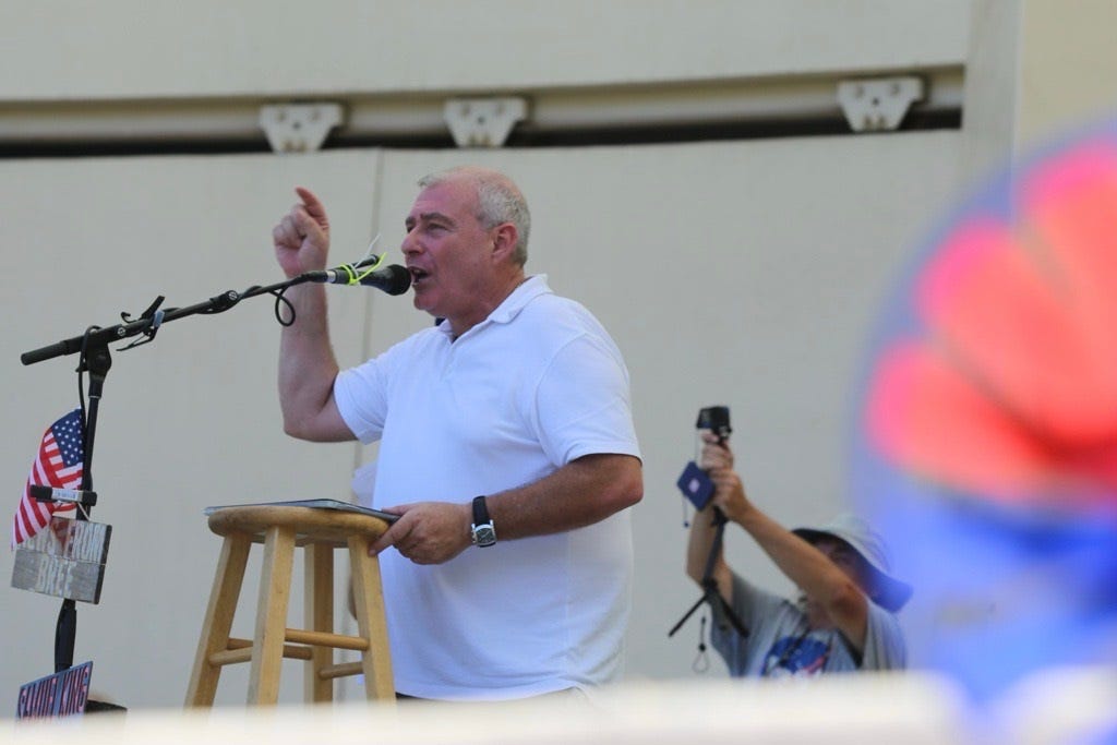 ‘No Kings’ rally brings anti-Trump marchers to president's backyard in ...