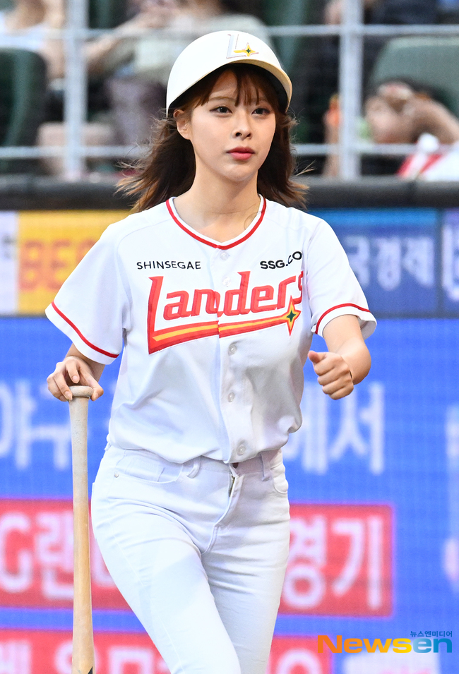 SSG 배트걸, 화사하게 배트 옮기며 [포토엔HD]