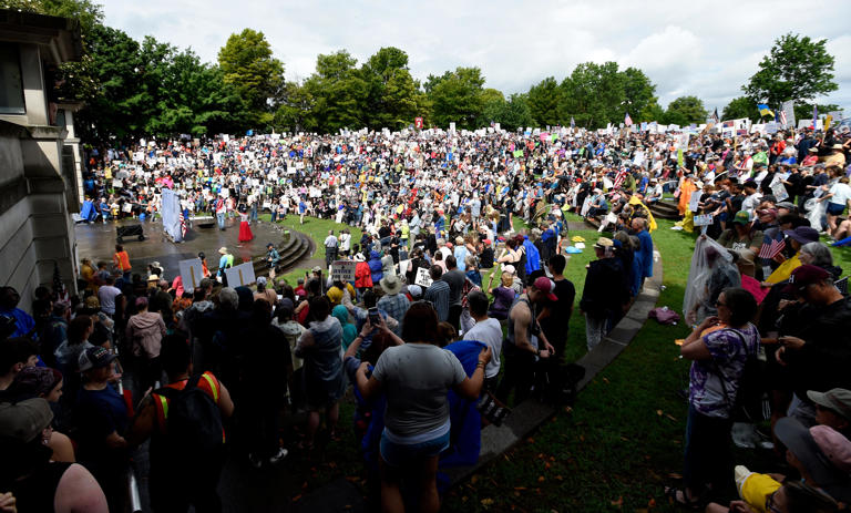 Nashville's No Kings protest sees large turnout despite spotty weather
