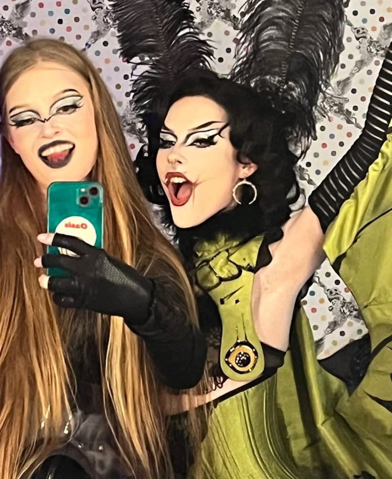 Filha trans de Elon Musk estreia como drag queen em show beneficente ...