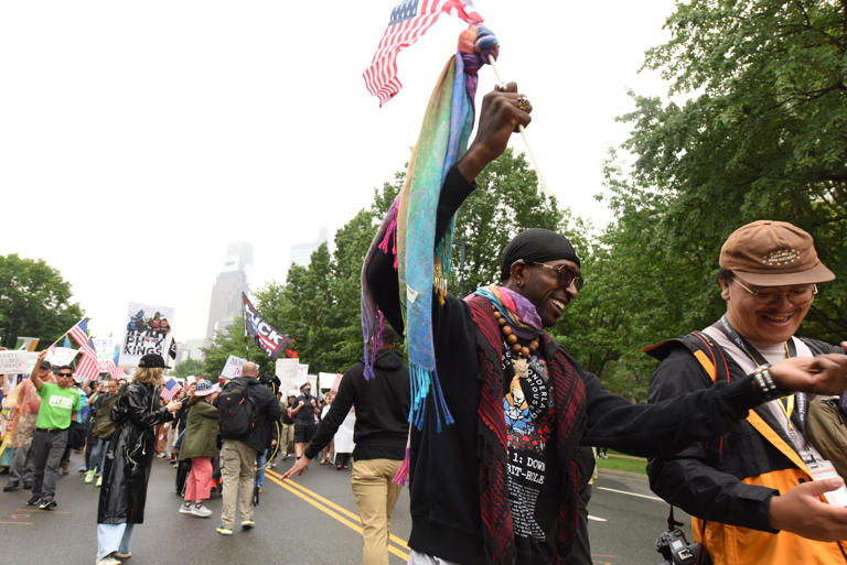 Live coverage: Thousands march in Philadelphia for 'No Kings' protest ...