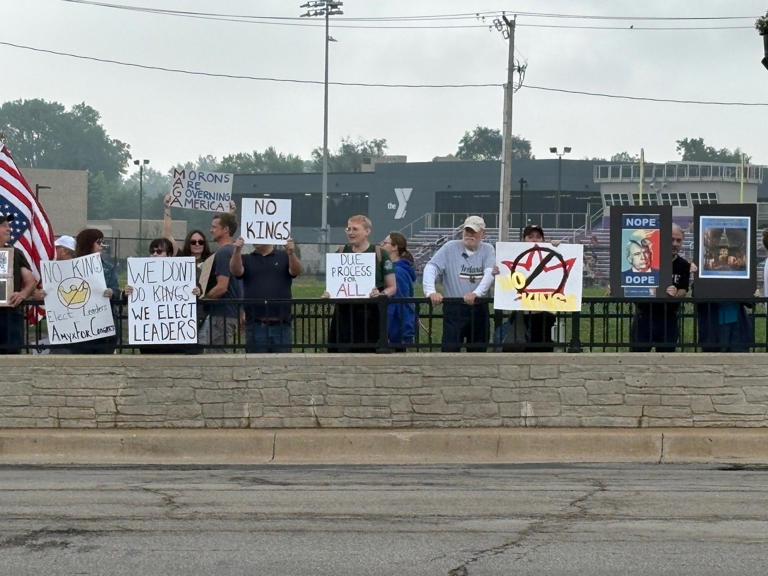 Trump critics stage 'No Kings' protest on downtown Muncie bridge