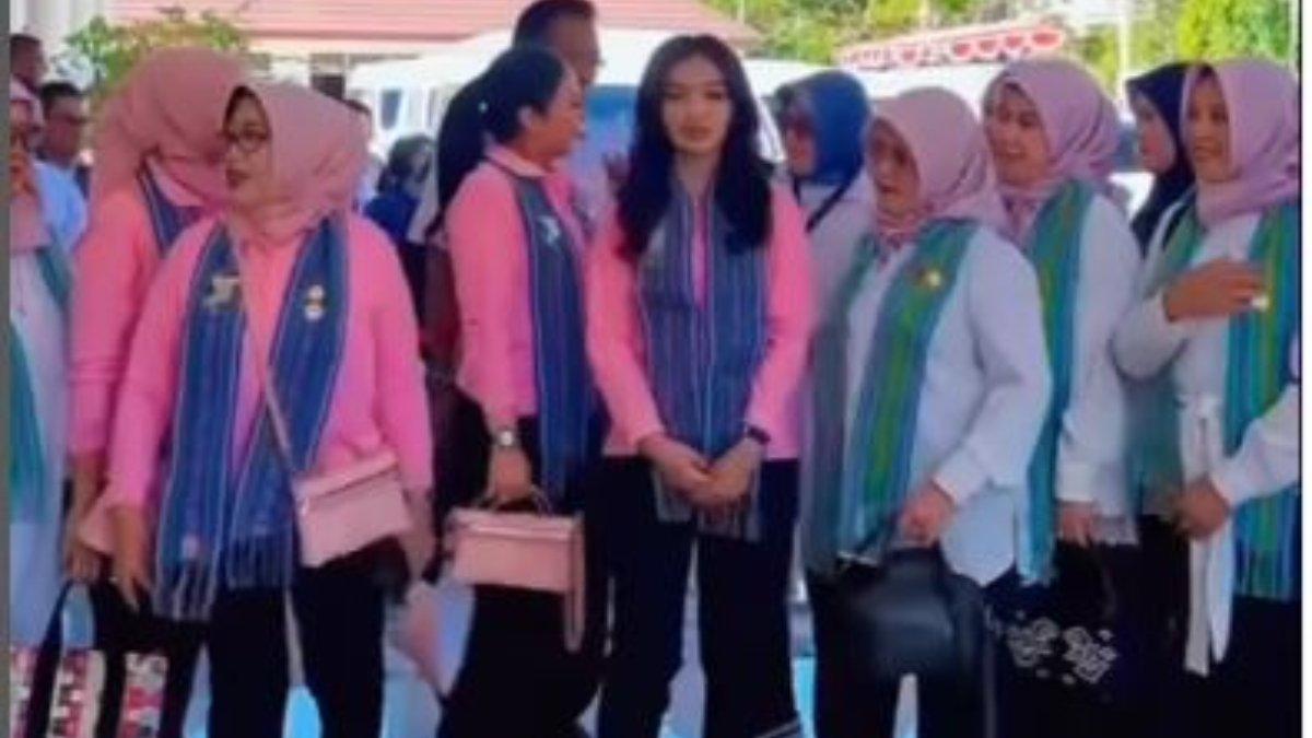 Gaya Simpel Selvi Ananda Kunjungi Lombok,Pakai Kaos dan Sepatu Kets ...