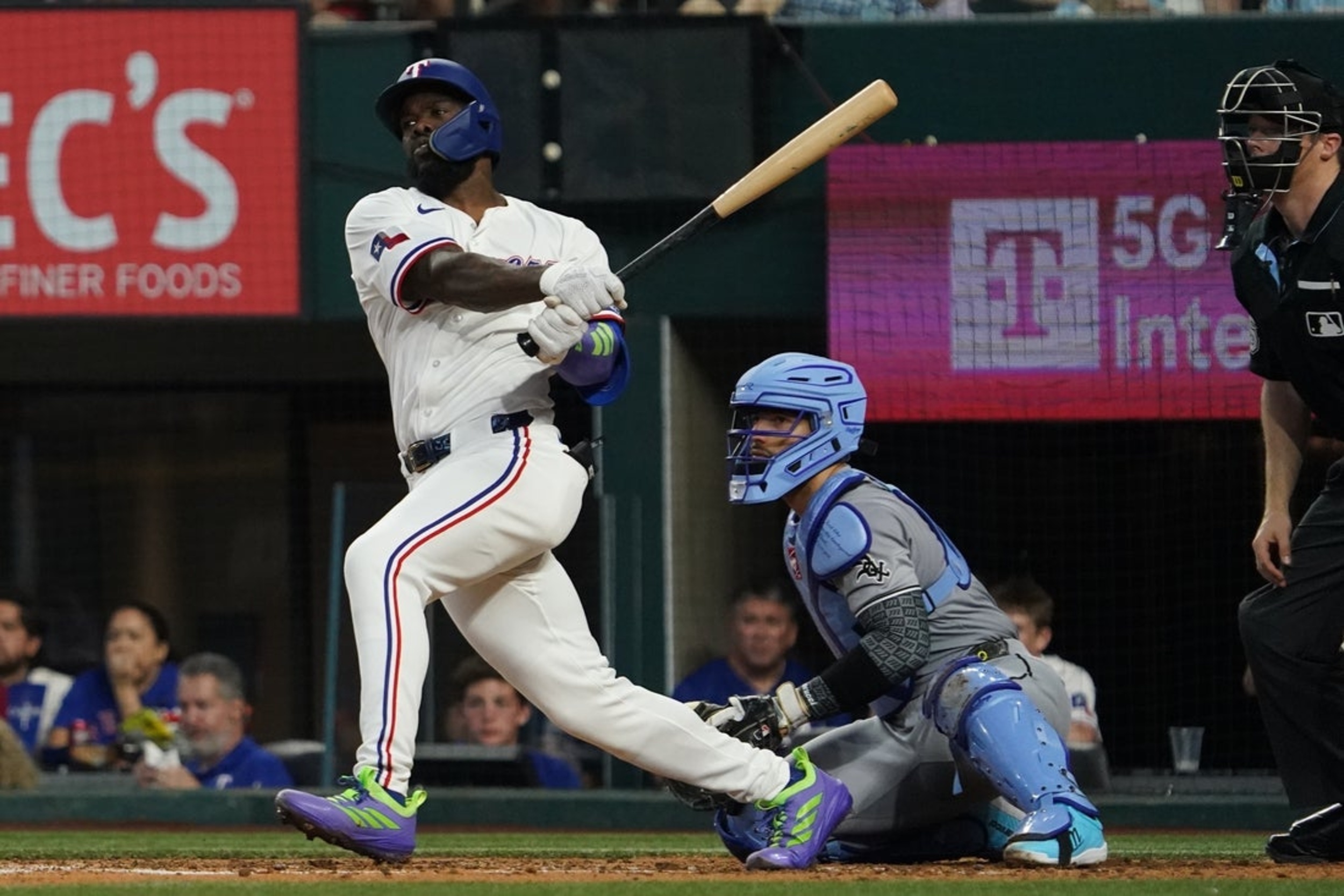 Rangers squander late lead, outlast White Sox in 11