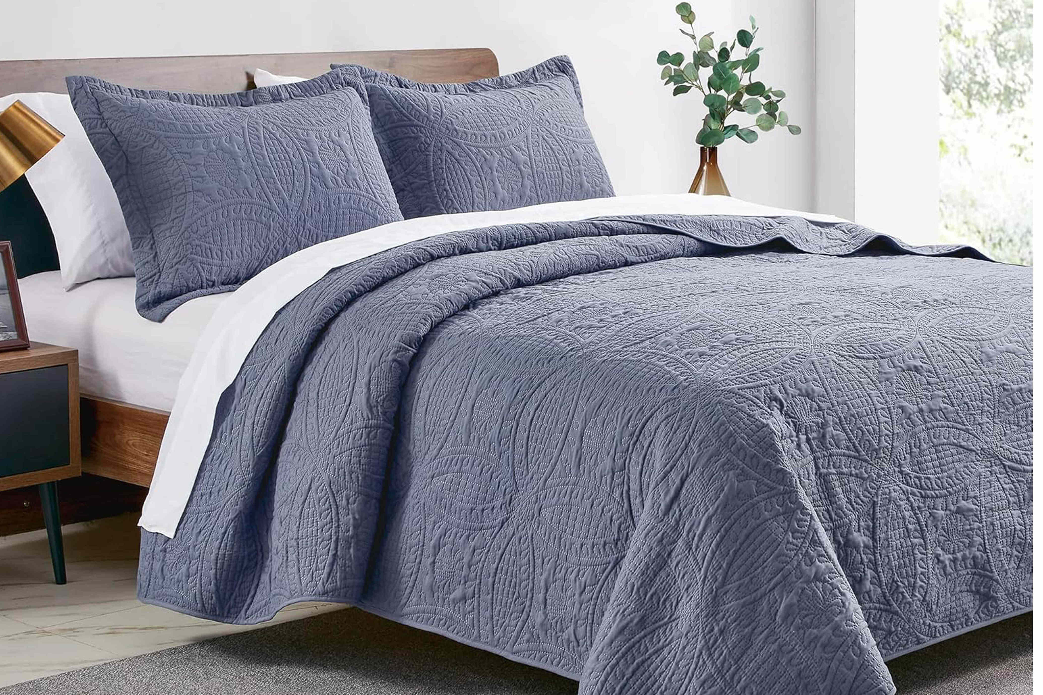 The design on Amazon's best-selling quilt set is understated yet ...