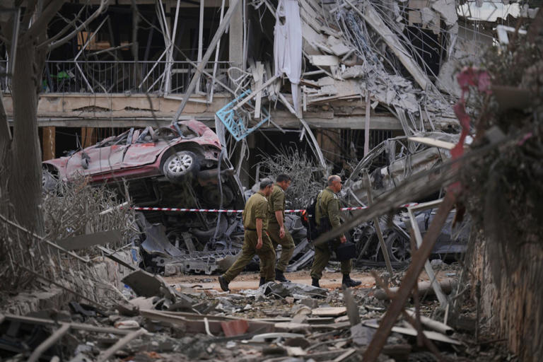 Starmer deploys more RAF jets to Middle East but calls for de-escalation