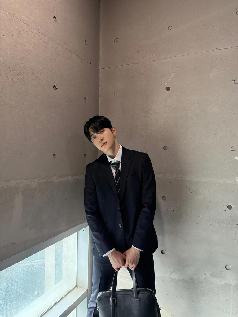 “고요한 시선이 만든 여운”…국동호, 강렬한 정적→도회적 수트 자태