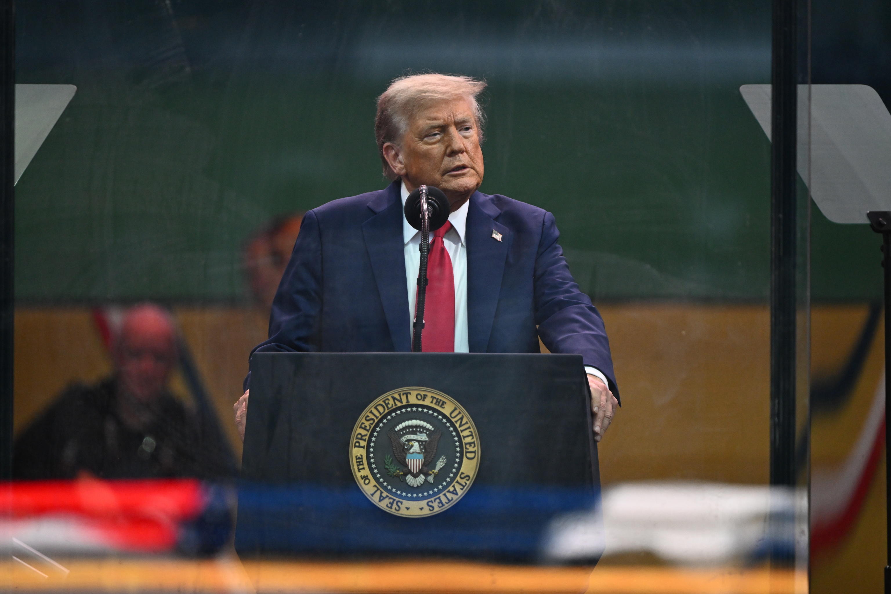 Trump, colpiremo Iran con tutta la forza se ci attaccasse