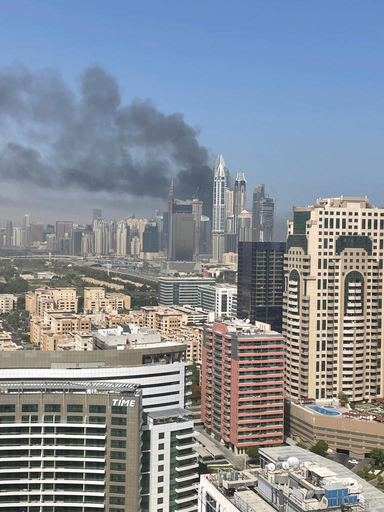 Fire engulfs Dubai skyscraper: thousands evacuated