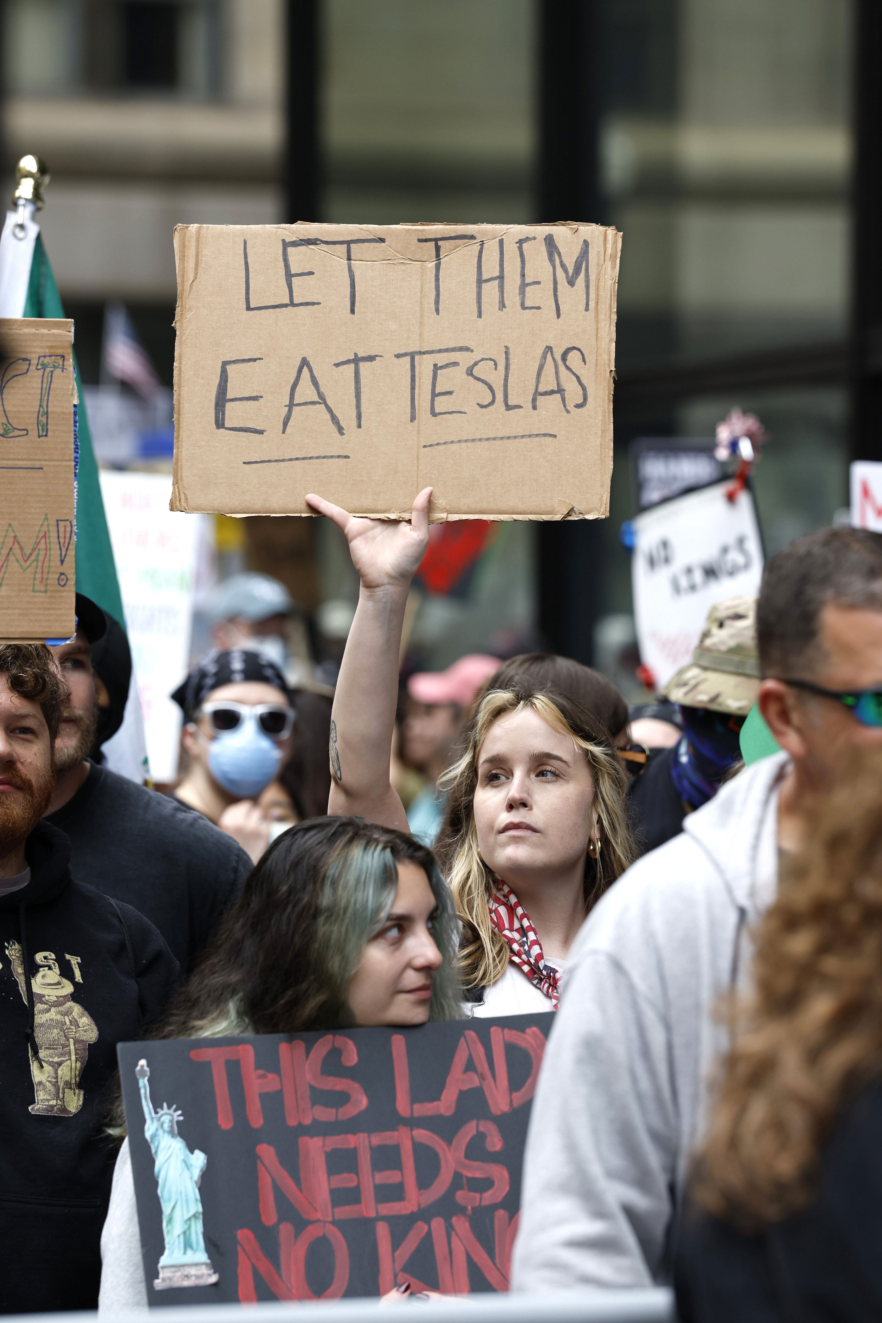 The 16 best signs that perfectly sum up 'No Kings' protesters' feelings ...