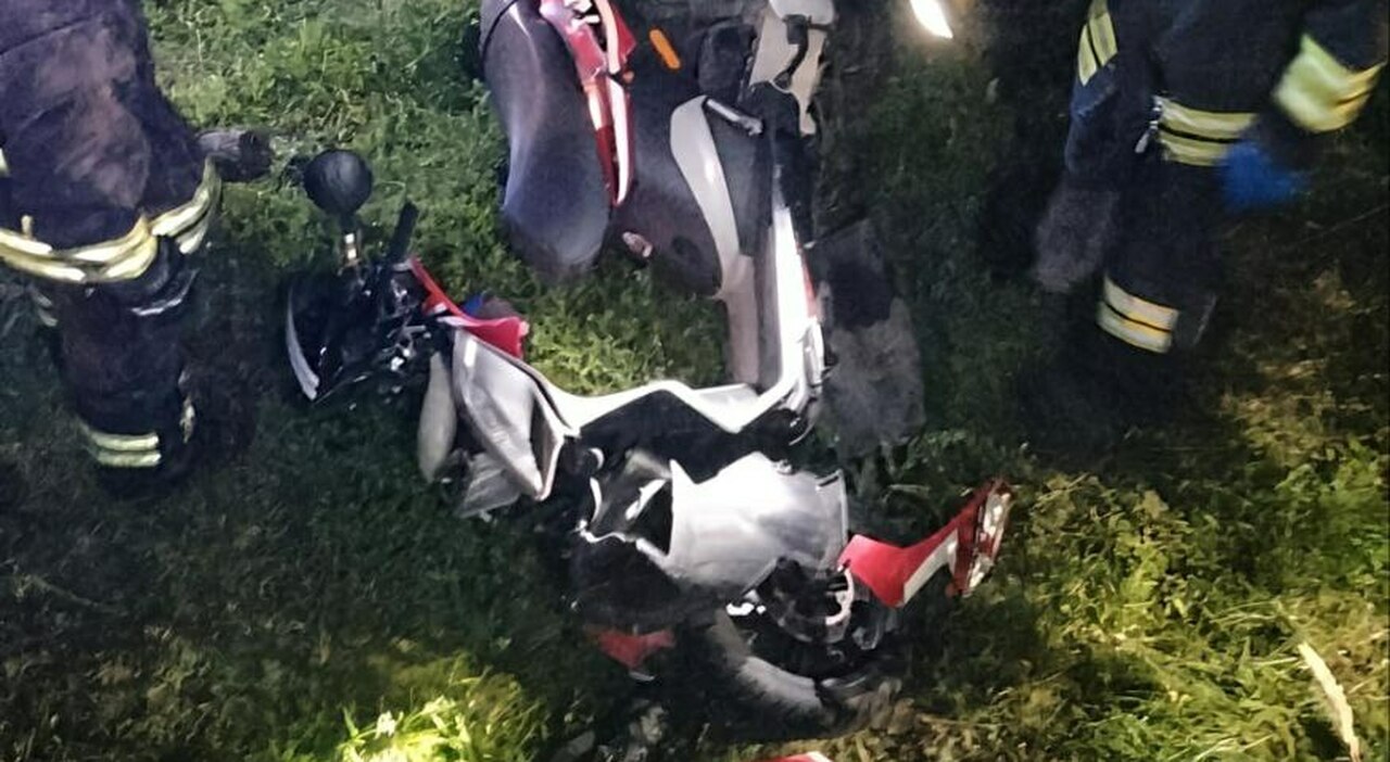 Incidente con lo scooter contro un muro, poi il volo su un campo: due ...