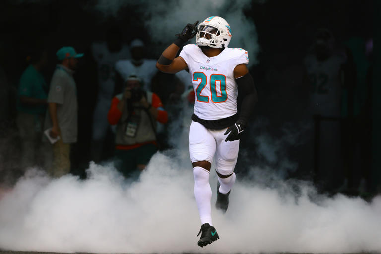 Dolphins have big decision to make on All-Pro after Aaron Brewer deal