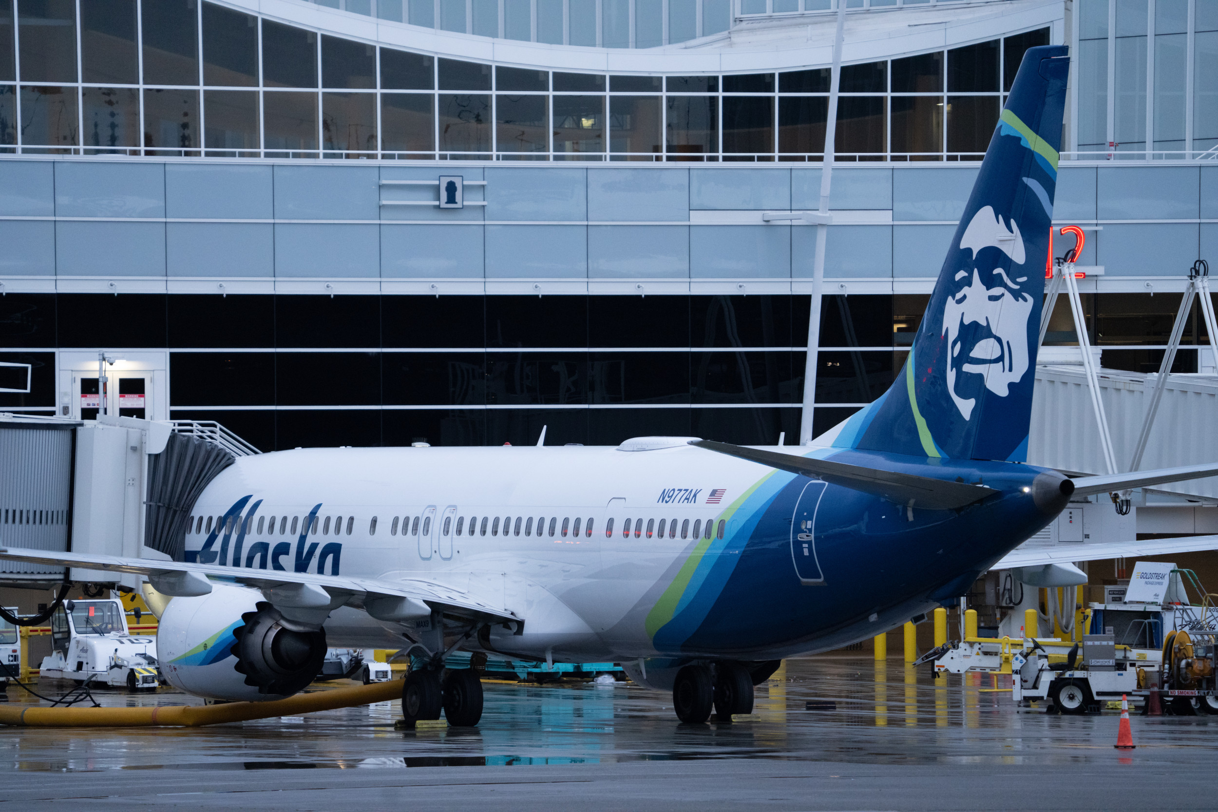 Aircraft security threat shuts Seattle runway, one suspect in custody