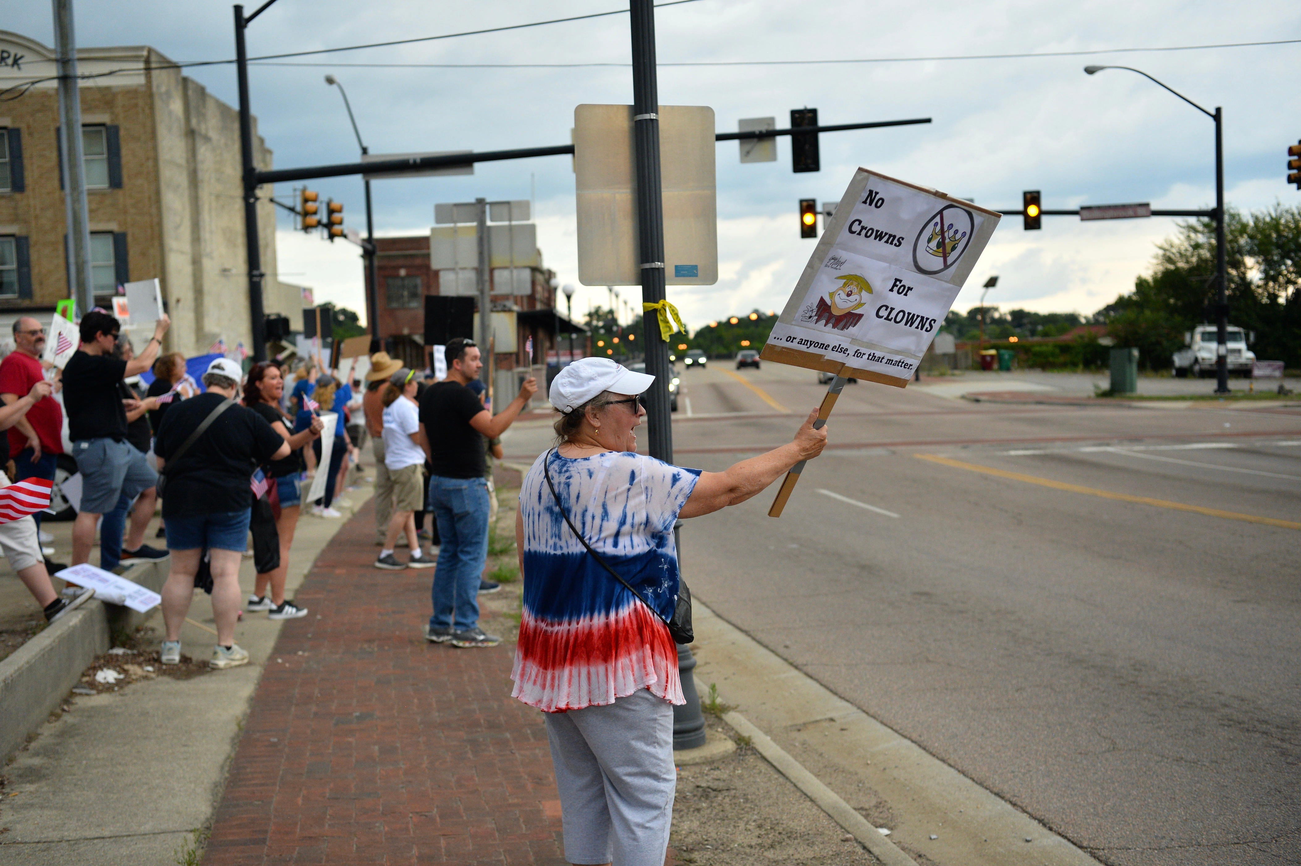 Petersburg crowd braves rain, joins others across nation in 'No Kings ...