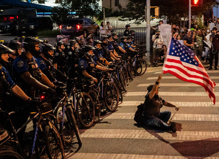 Austin protesters disperse peacefully nearly 2 hours after 'No Kings ...