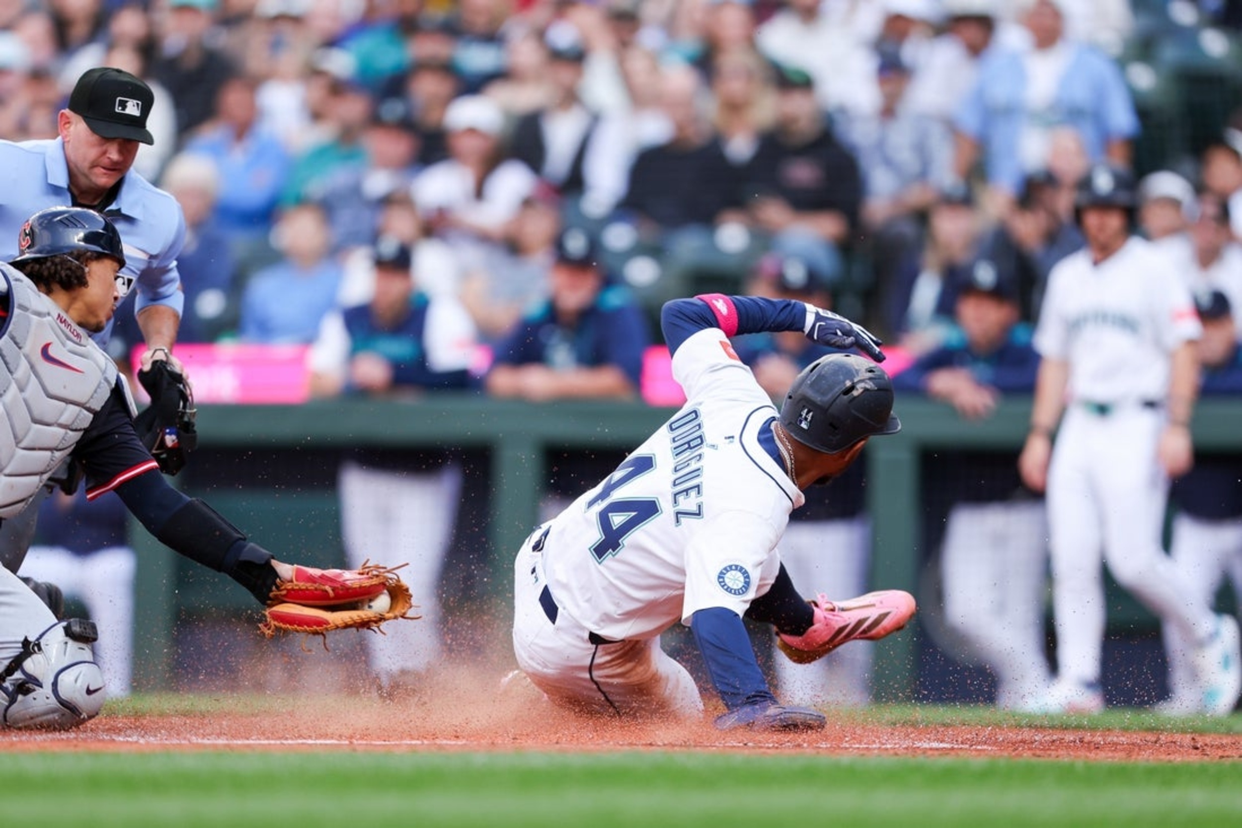 Jorge Polanco's RBI single in 9th lifts Mariners past Guardians