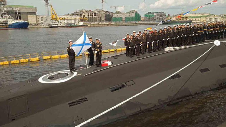 Ubåden “Yakutsk” officielt optaget i den russiske flåde