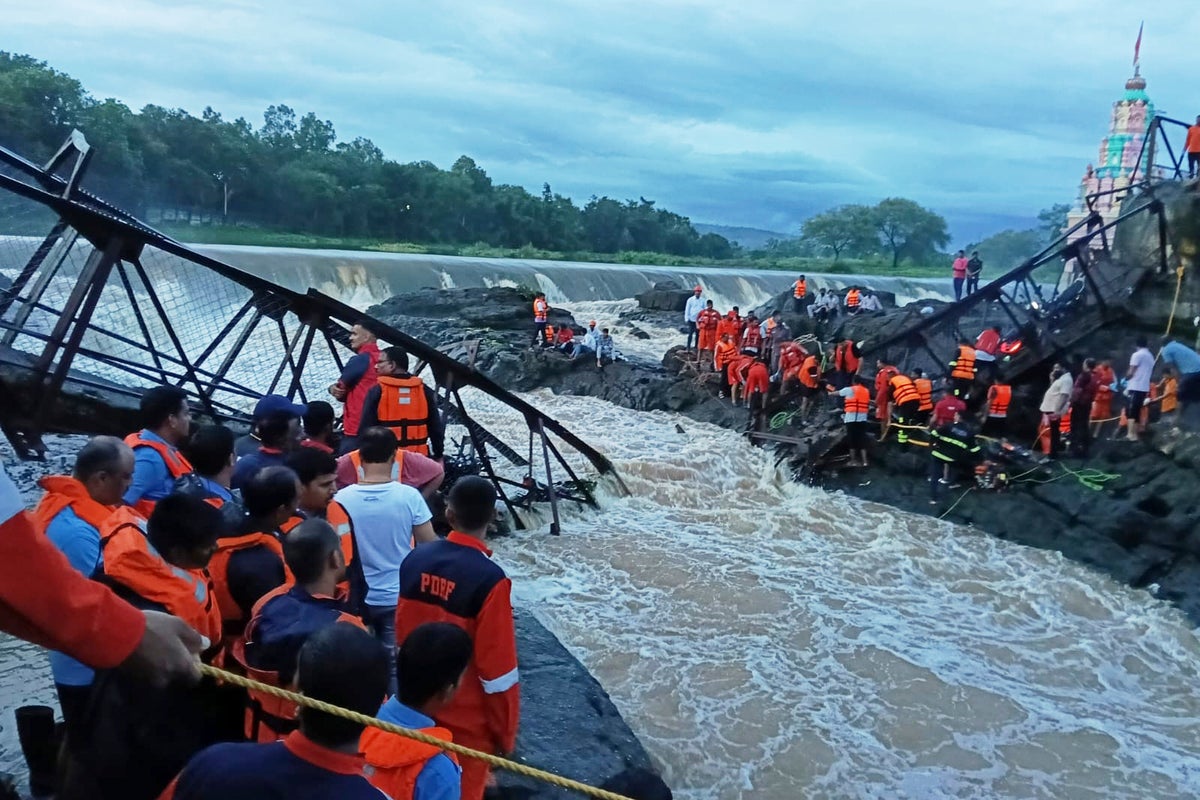 Tourists accused of ignoring warning signs before bridge collapse