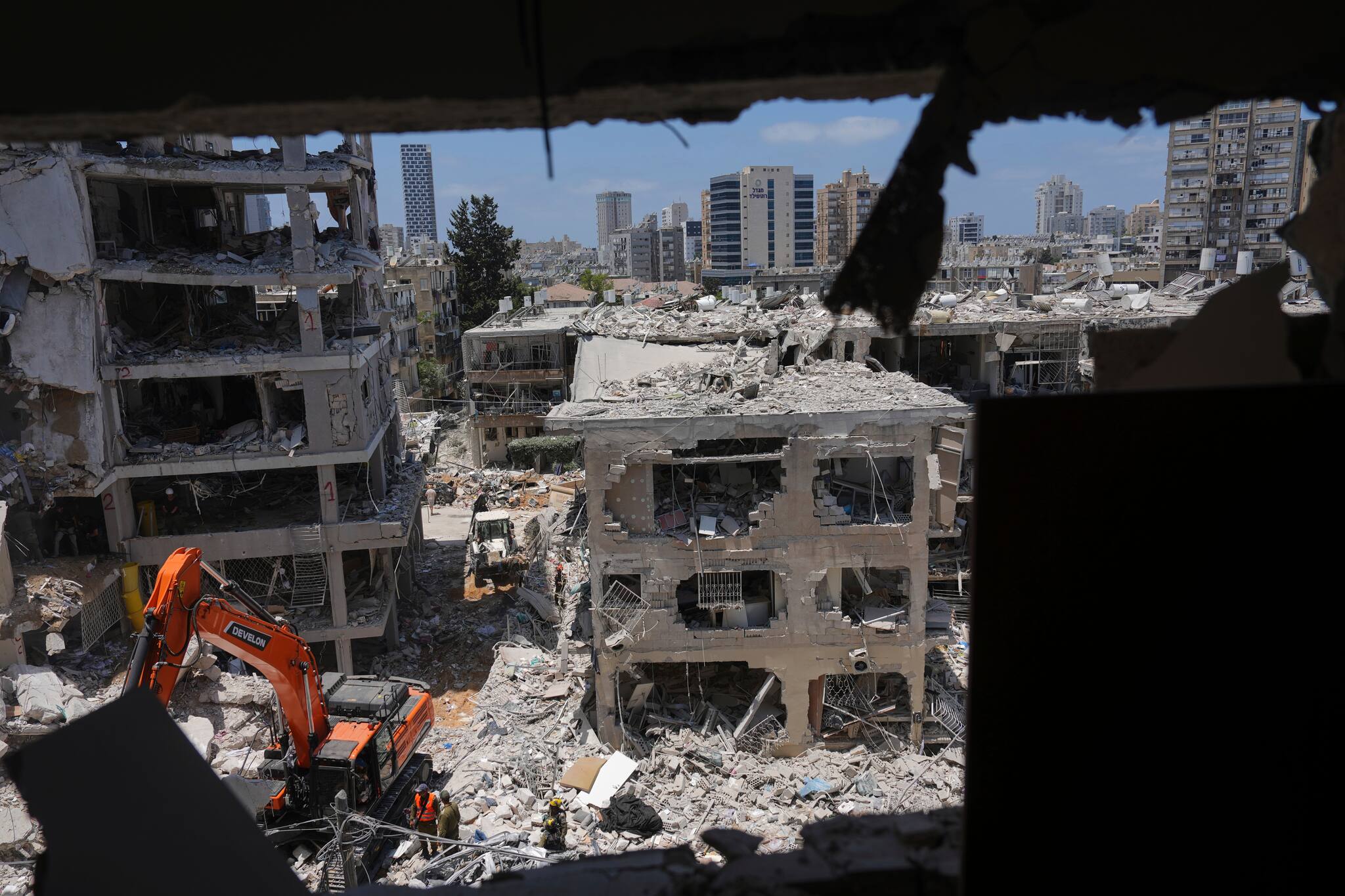 Zerstörung in Bat Jam: Raketenangriff hinterlässt Spuren in Israel