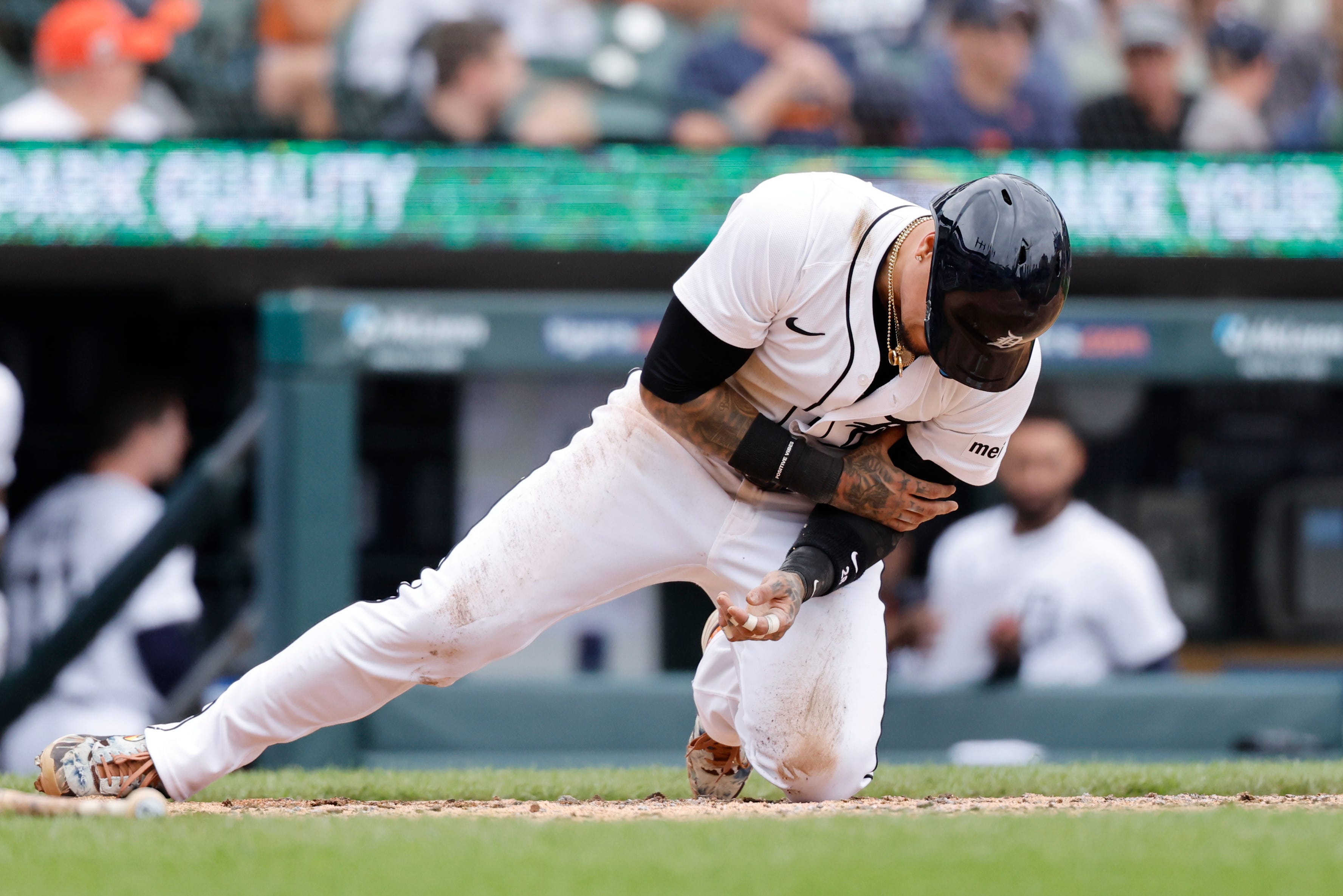 Detroit Tigers' Javier Báez leaves game as left shoulder flares up, not ...