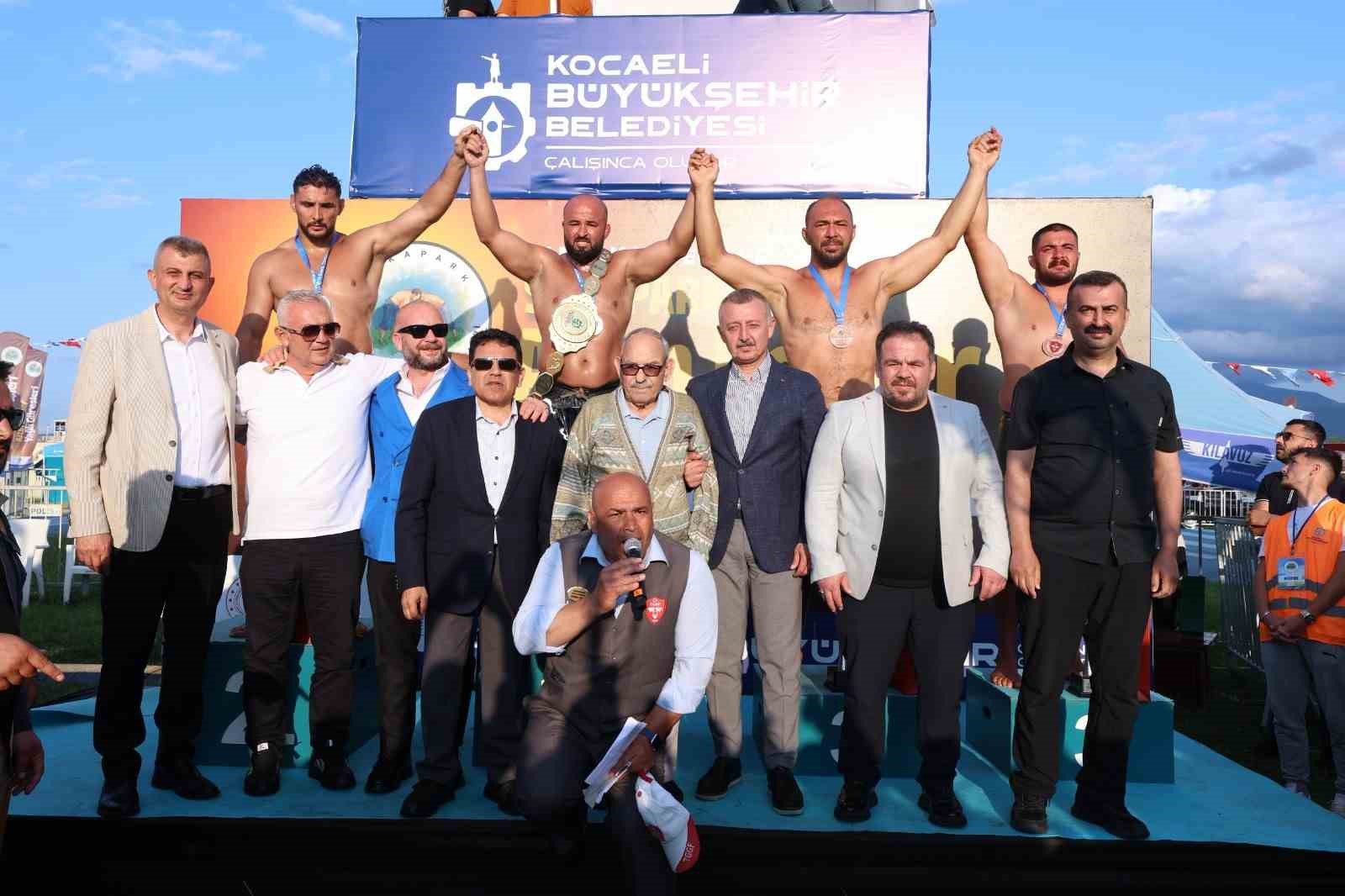 Sekapark Güreşleri’nin başpehlivanı Orhan Okulu oldu