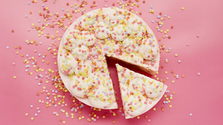 How Long Should You Wait Before Cutting A Freshly Baked Cake?
