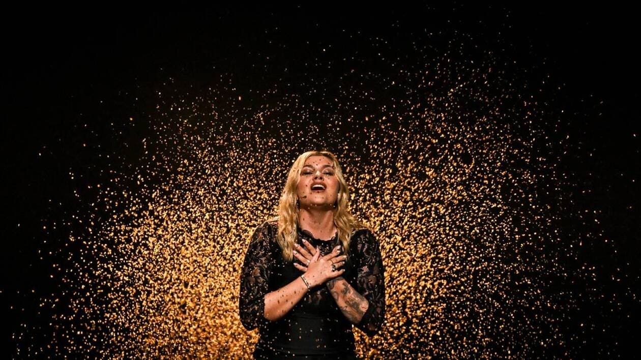 Louane revisite un tube culte des années 2000 avec son tout premier ...