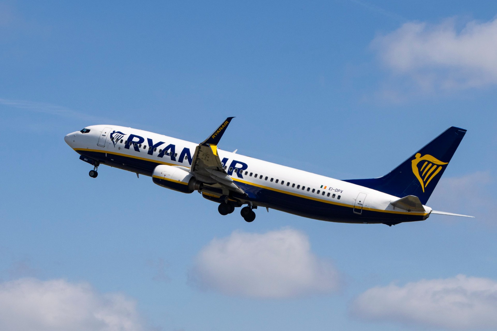 Ryanair engineers 'check every Boeing' after issues