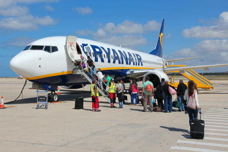 Ryanair engineers 'check every Boeing' after issues