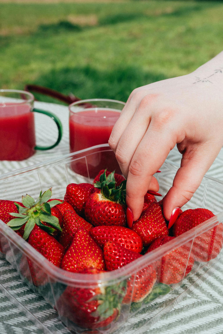 Fruit vs fruit juice: Which is better for blood sugar? Dietician ...