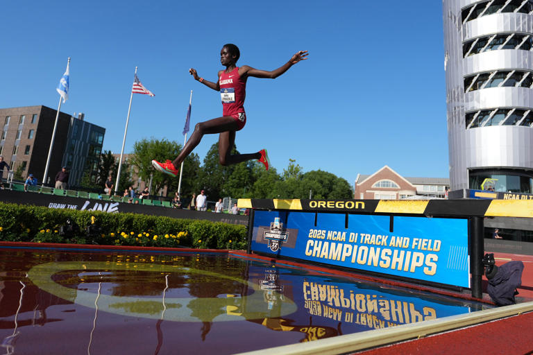 Alabama track star wins national championship, breaks NCAA record
