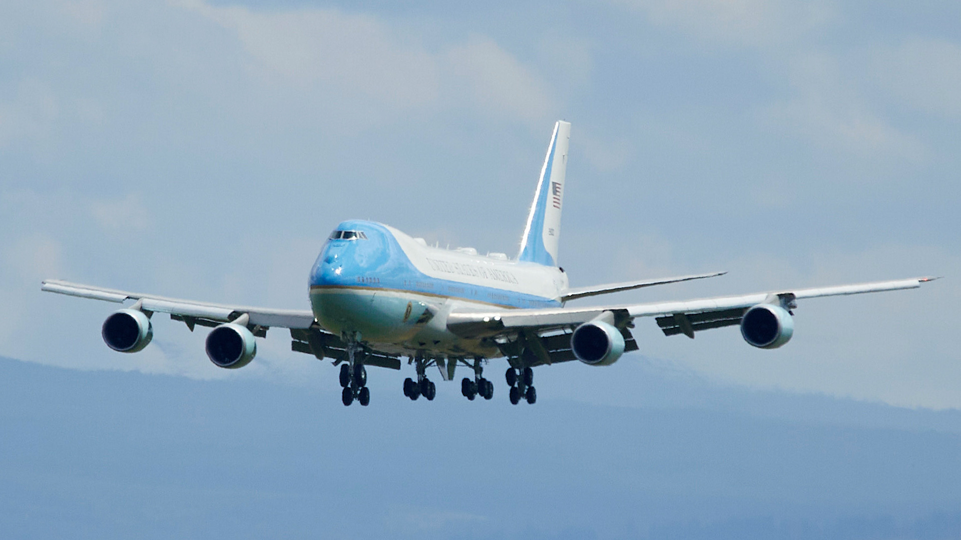 Plane spotters await G7 leaders