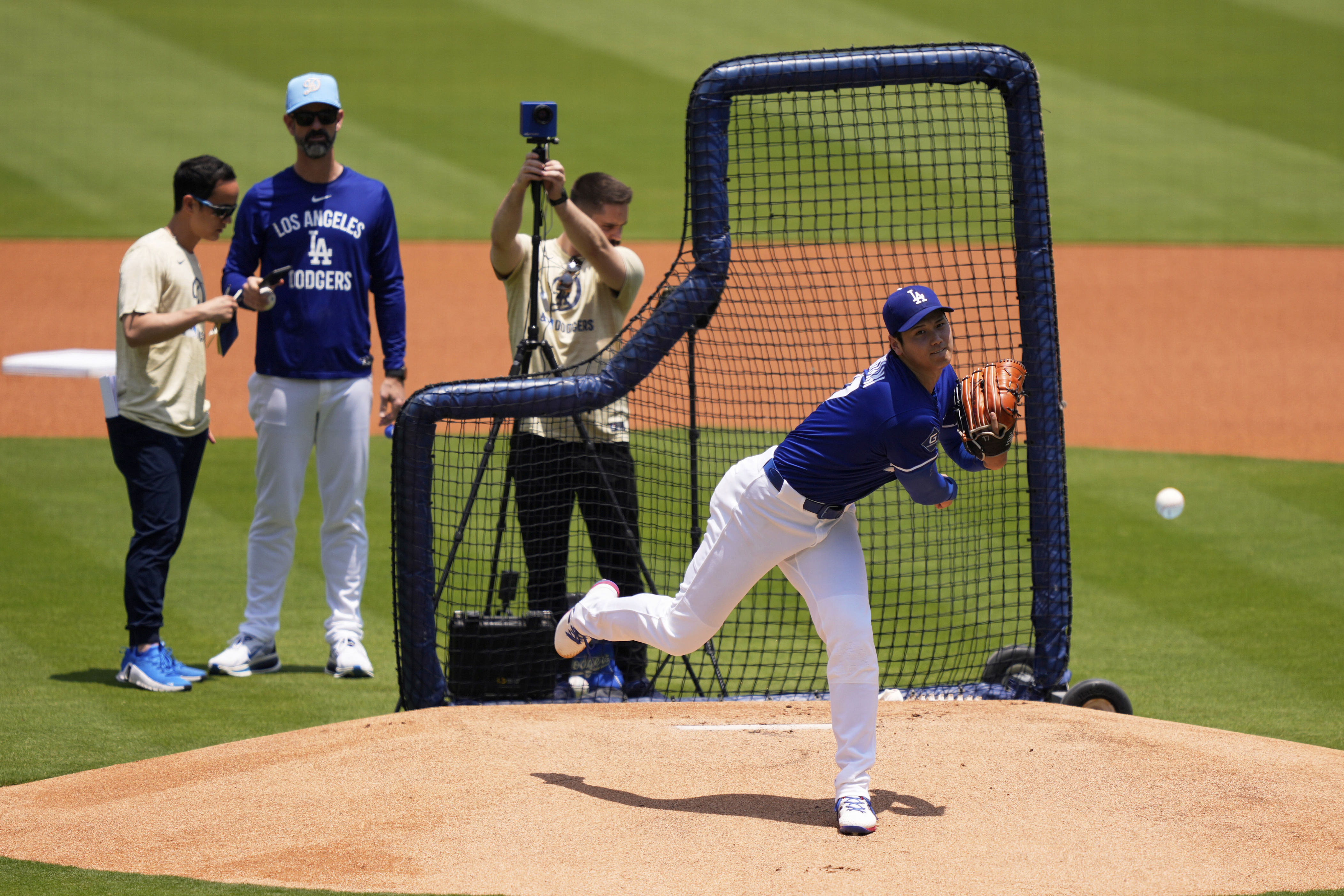 Breaking: Dodgers announce two-way superstar Shohei Ohtani will return ...